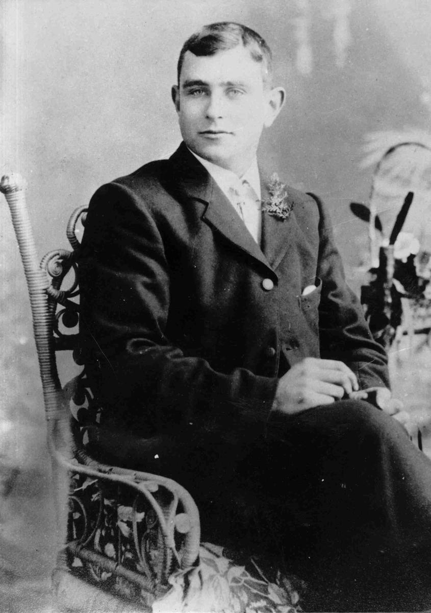 Dave Lowen at Palmerston. Born Hillgrove 27/4/1885 died 16/9/1952 ...