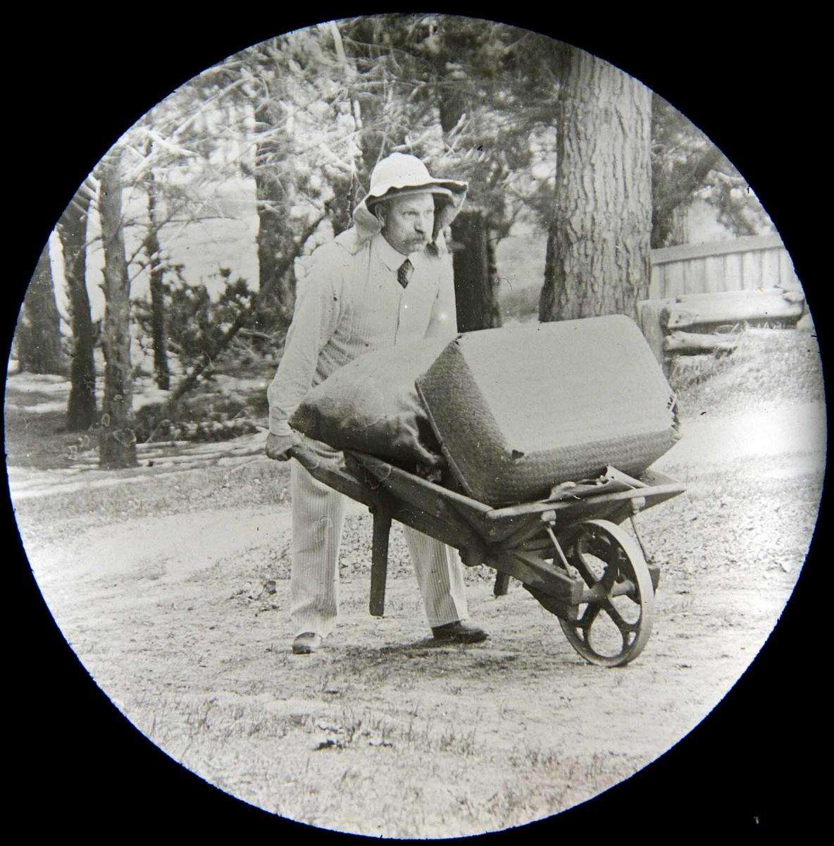 Man with wheelbarrow - Culture Waitaki