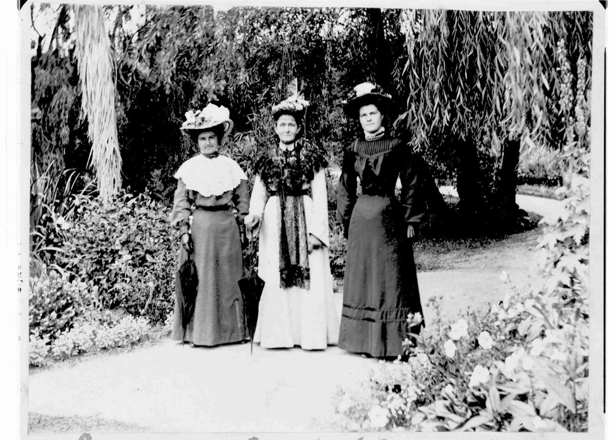 Three Ladies in Gardens 1903. - Culture Waitaki